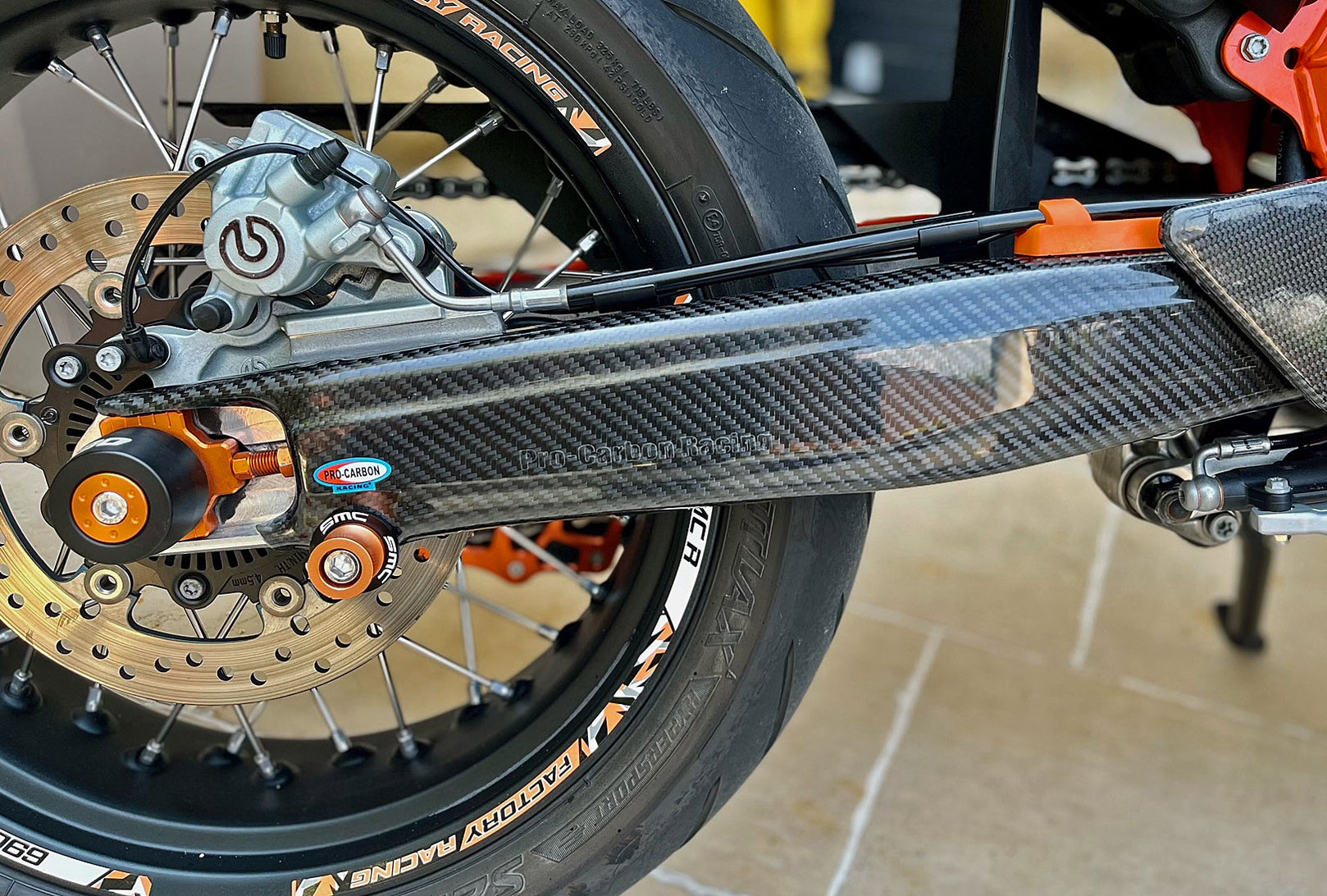 PRO-CARBON® Swingarm Cover Husqvarna 701 KTM 690 GasGas 700 ...