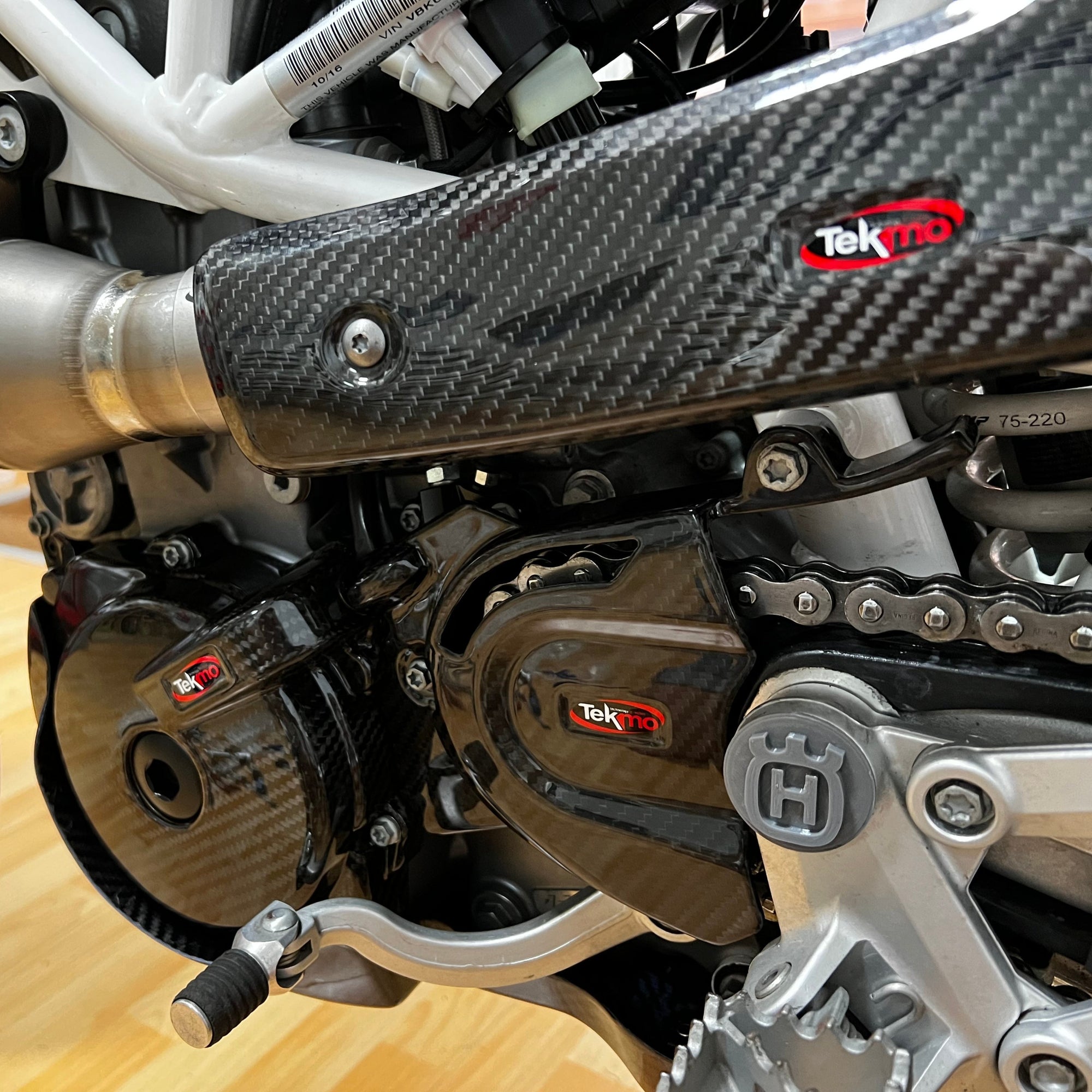 TEKMO® Protector Piñón Husqvarna 701 KTM 690 GasGas 700— FuelDongle.es®